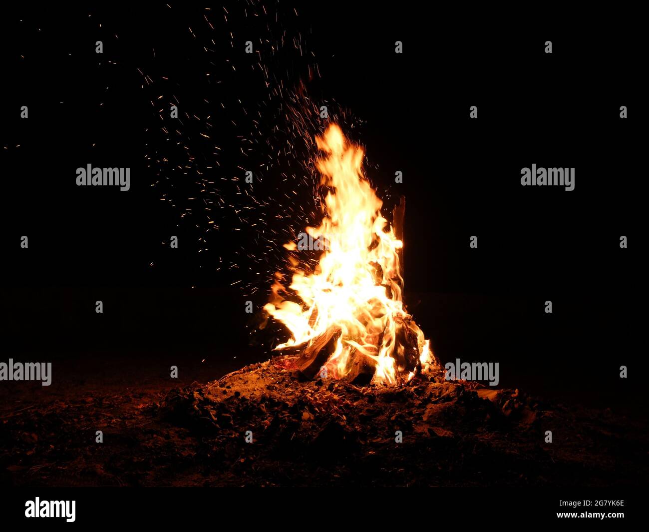 bonfire at night Stock Photo - Alamy