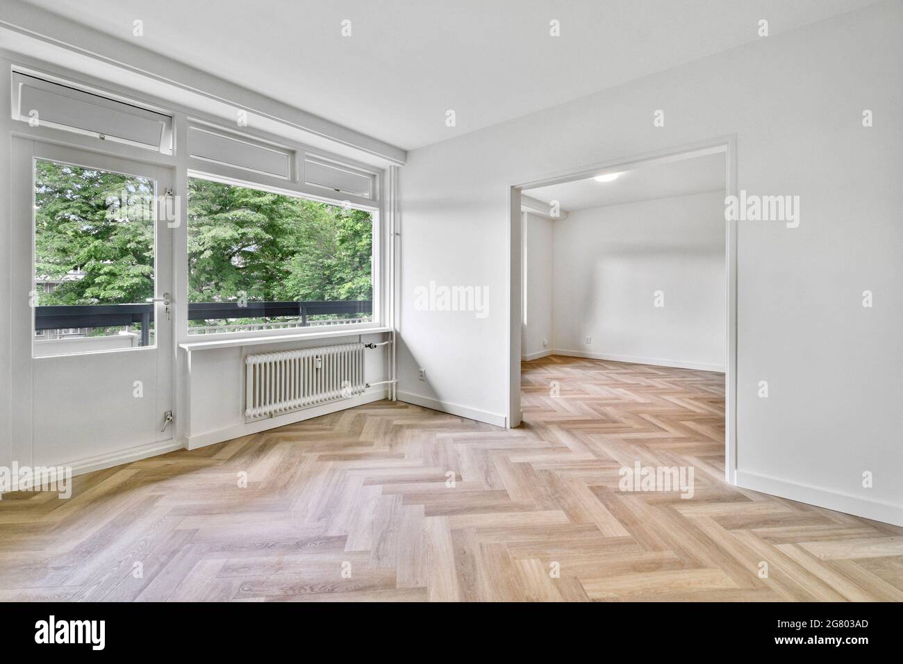 Empty white room with doorless entrance an curtainless windows Stock ...