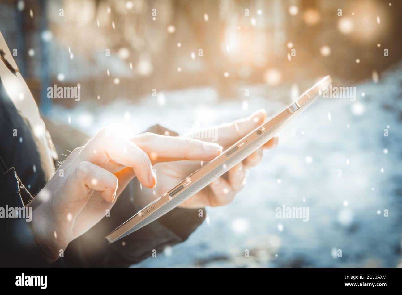 man flips through photos on a tablet Stock Photo - Alamy man flips through photos on a tablet Stock Photo - Alamy