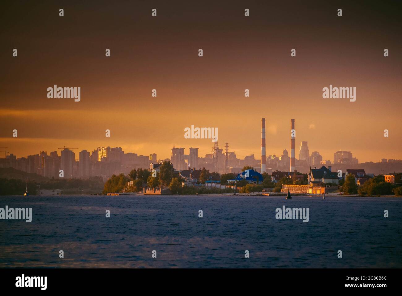 Dawn sky city hi-res stock photography and images - Alamy