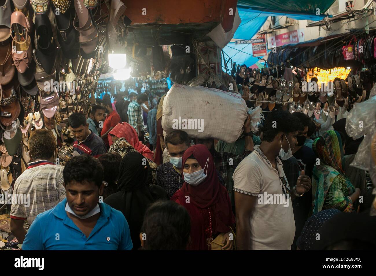 People gathering at Dhaka New market with no social distancing for ...