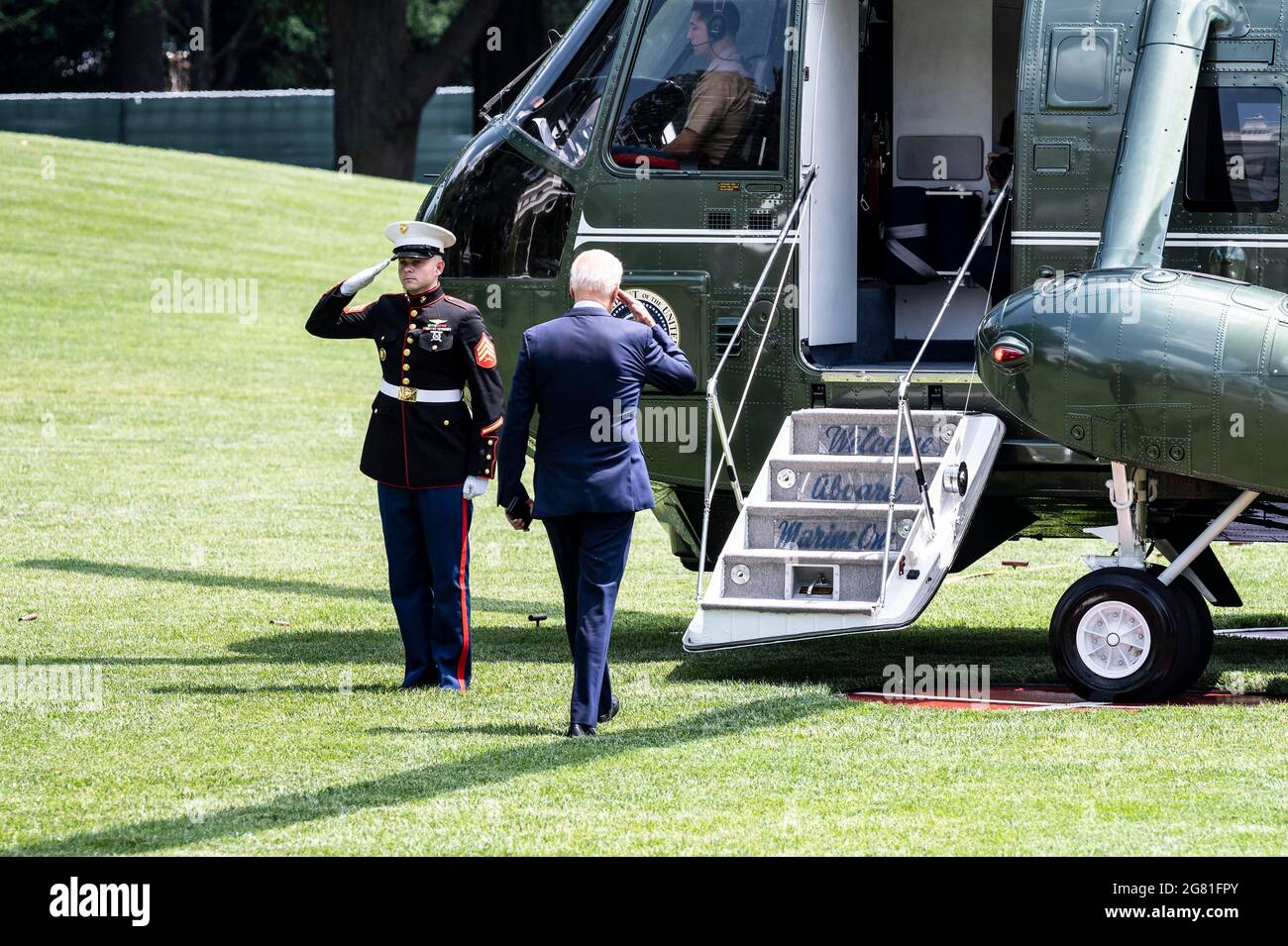 Joe biden saluting hi-res stock photography and images - Alamy