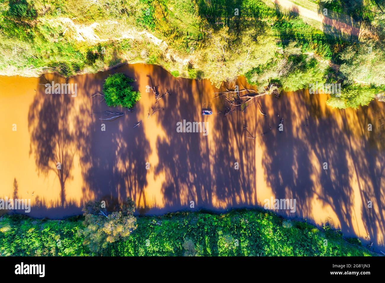 Shades of trees along Macquarie river in Dubbo town of Australian Great ...