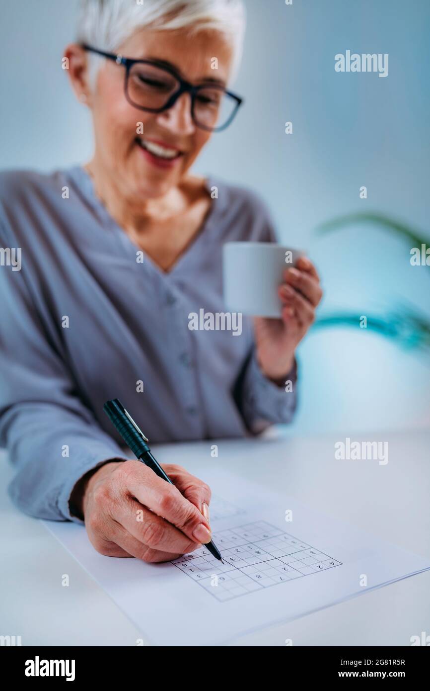 Senior woman solving sudoku puzzle Stock Photo - Alamy Senior woman solving sudoku puzzle Stock Photo - Alamy