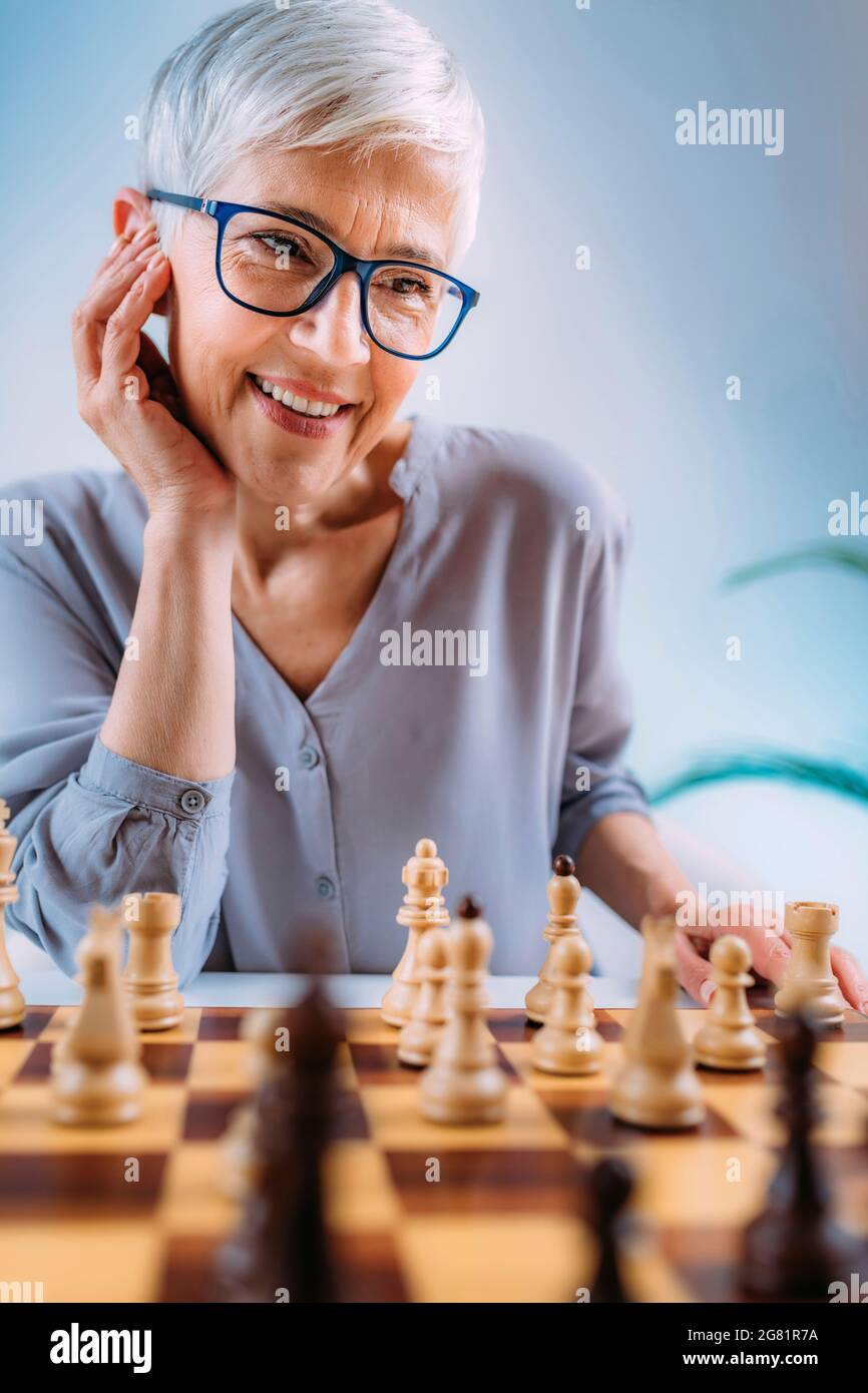 Woman play chess hi-res stock photography and images - Alamy