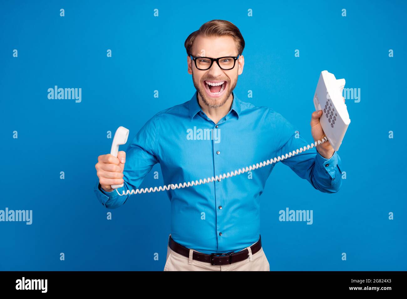 Photo of young man angry mad crazy scream boss fail trouble hold phone ...