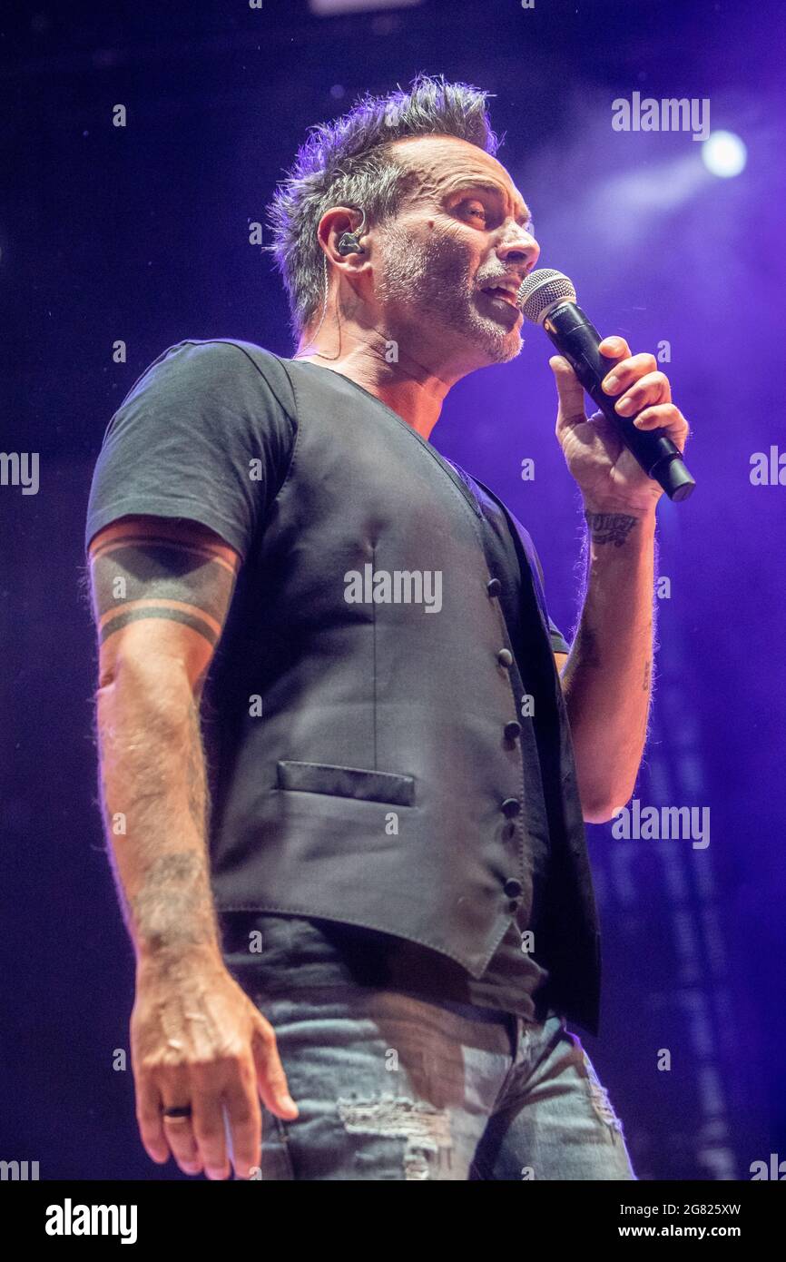 Italian singer nek hi-res stock photography and images - Alamy