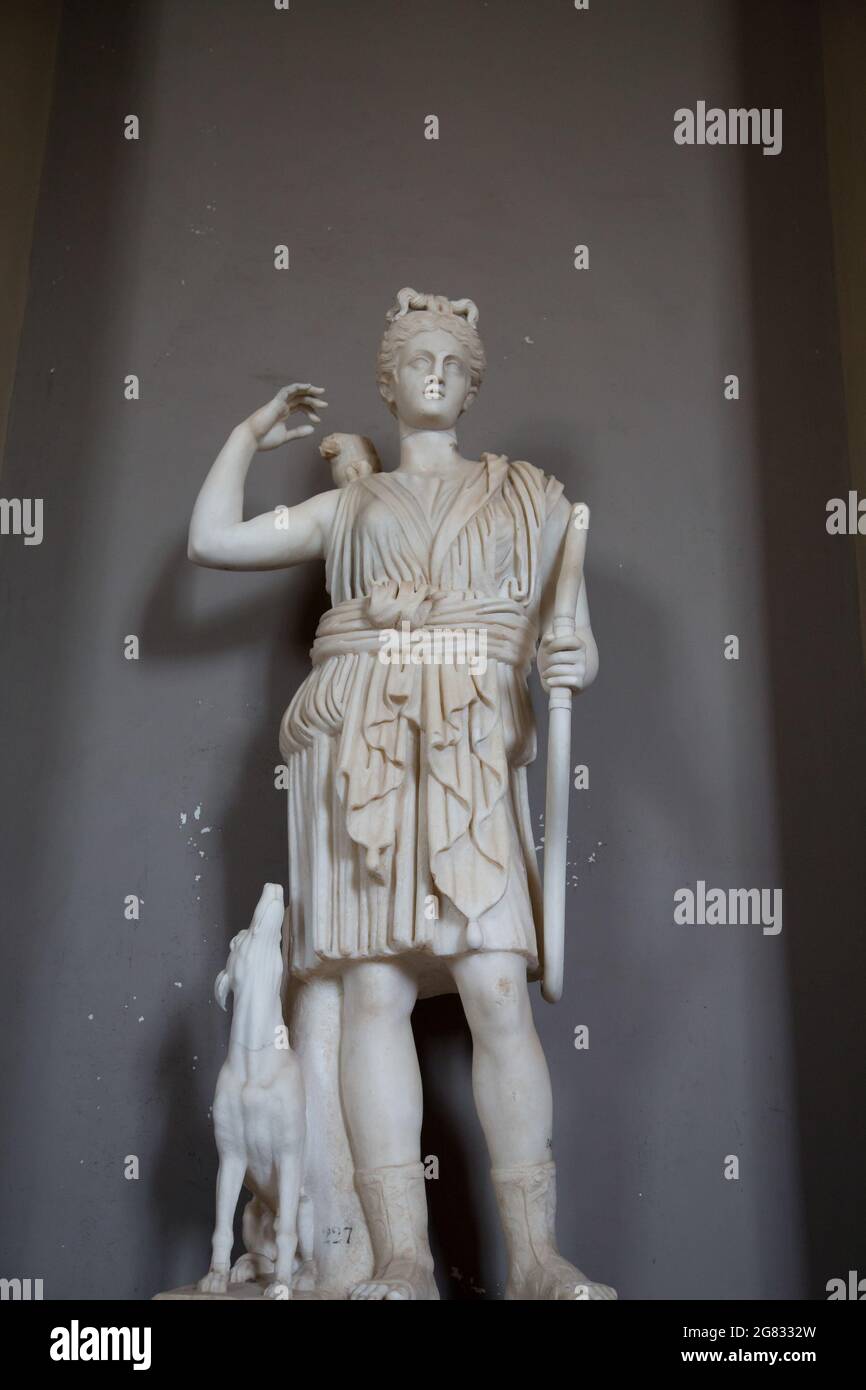 Statue of the Goddess of the hunt in the Vatican Museum Stock Photo - Alamy
