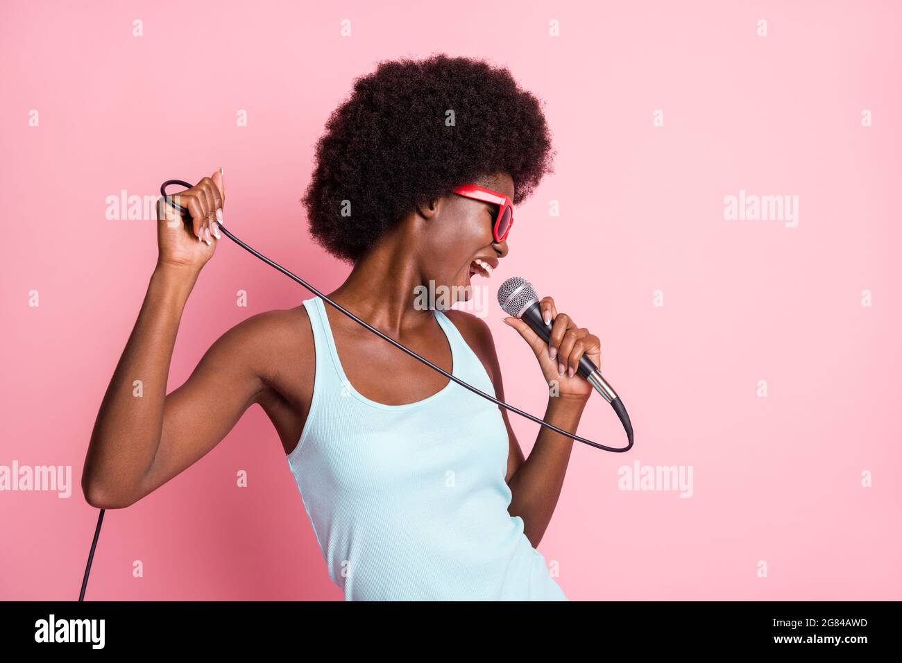 Photo of pretty brunette volume hair dark skin woman sing loud mic ...