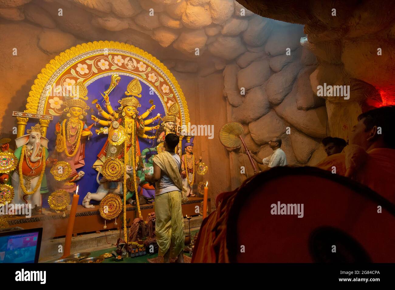 Indian priest performing puja hi-res stock photography and images - Alamy