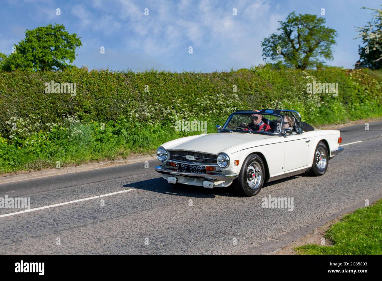 1974 70s white Triumph Tr6 petrol 2498cc cabrio en-route to Capesthorne ...