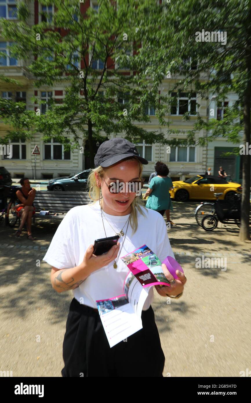 Die Künstlerin Lisa Maria Baier mit dem Flyer in dem ihr umstrittenes ...