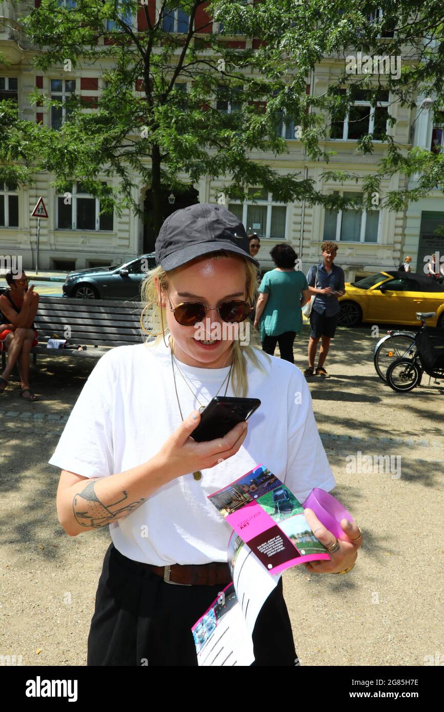 Die Künstlerin Lisa Maria Baier mit dem Flyer in dem ihr umstrittenes ...