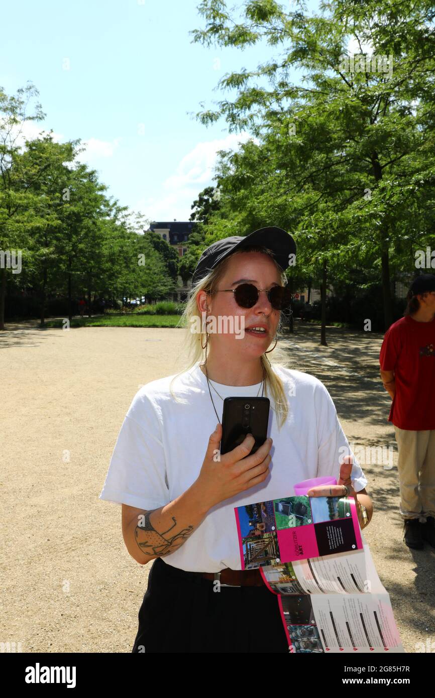 Die Künstlerin Lisa Maria Baier mit dem Flyer in dem ihr umstrittenes ...