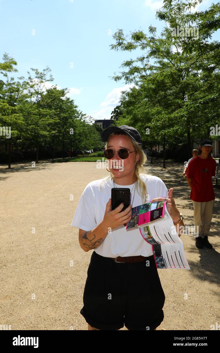 Die Künstlerin Lisa Maria Baier mit dem Flyer in dem ihr umstrittenes ...