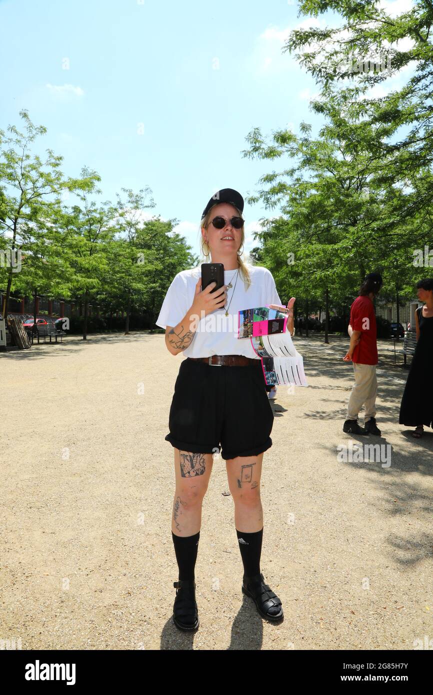 Die Künstlerin Lisa Maria Baier mit dem Flyer in dem ihr umstrittenes ...