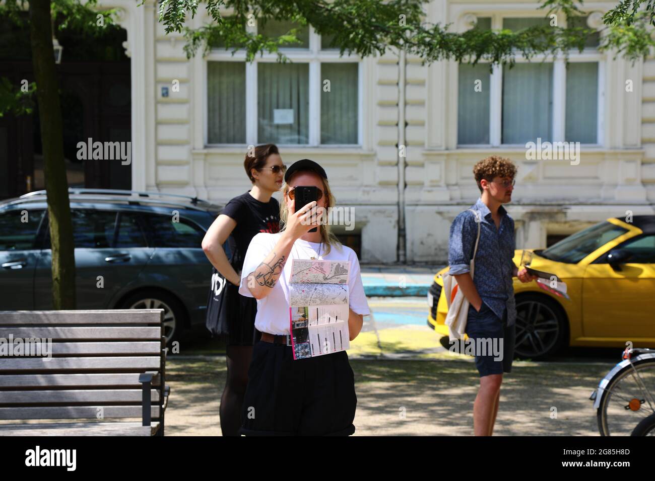 Die Künstlerin Lisa Maria Baier mit dem Flyer in dem ihr umstrittenes ...