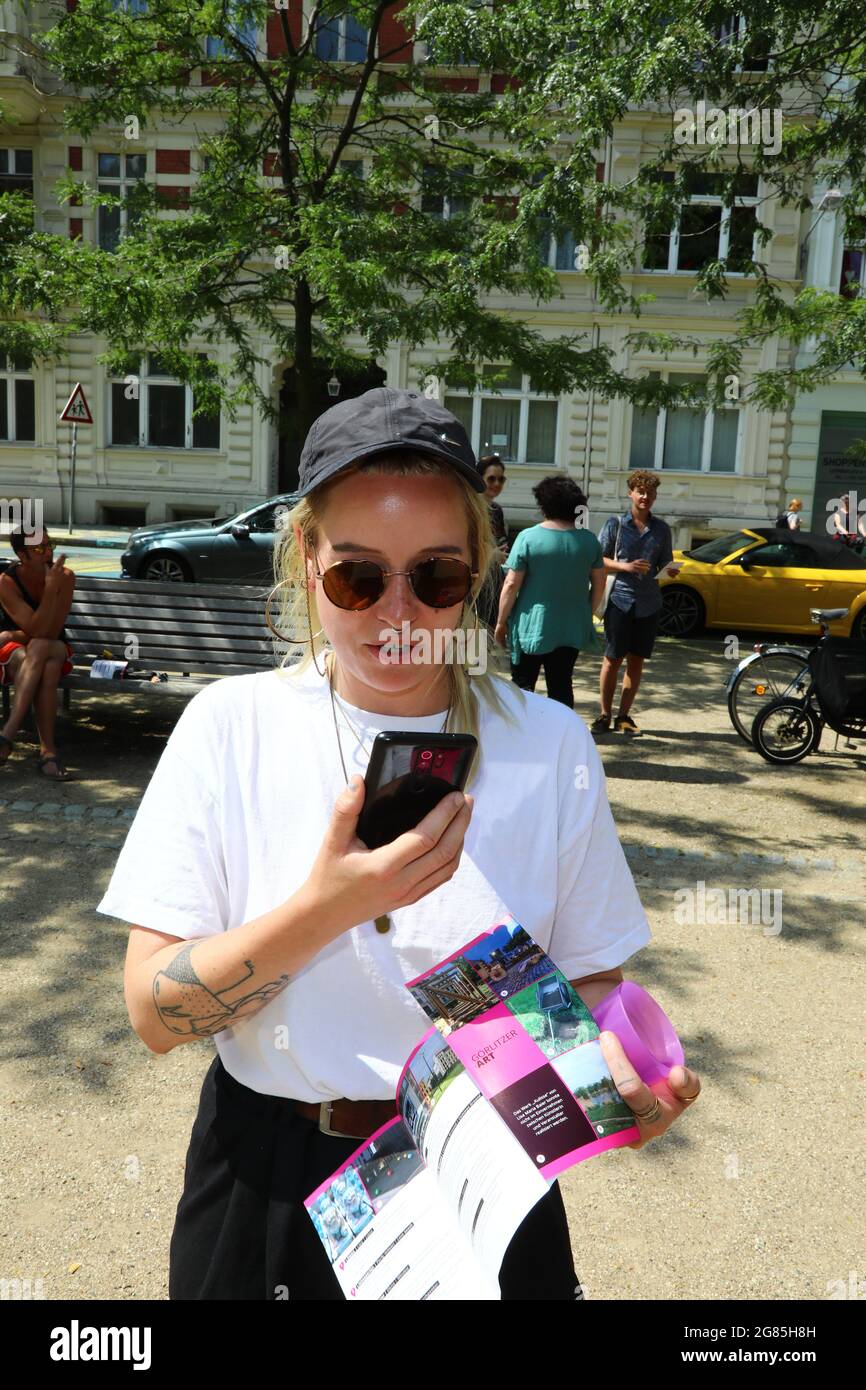 Die Künstlerin Lisa Maria Baier mit dem Flyer in dem ihr umstrittenes ...