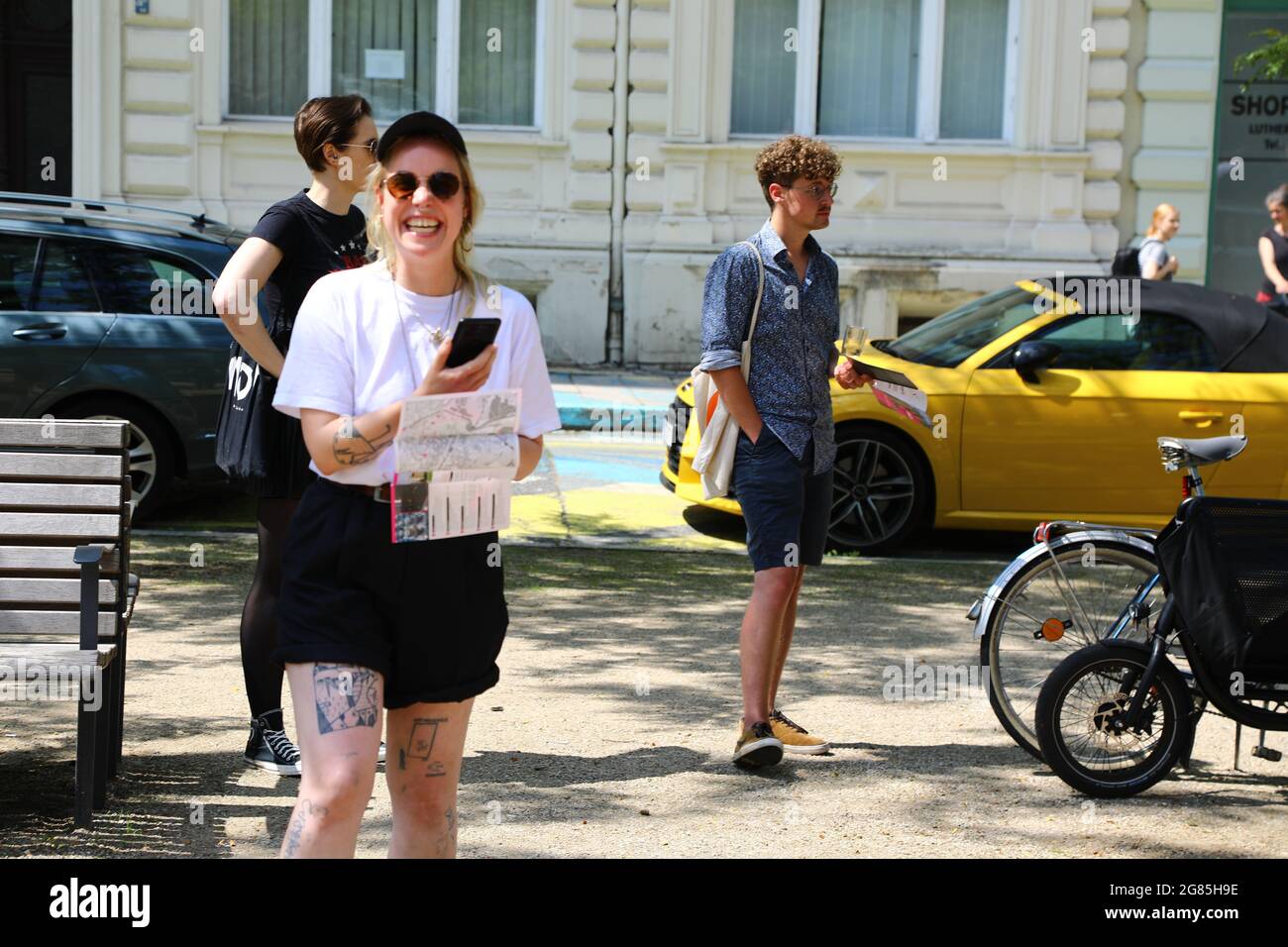 Die Künstlerin Lisa Maria Baier mit dem Flyer in dem ihr umstrittenes ...