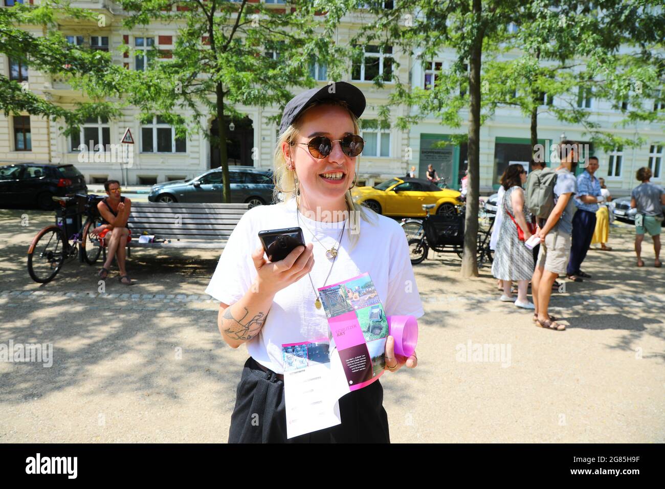 Die Künstlerin Lisa Maria Baier mit dem Flyer in dem ihr umstrittenes ...