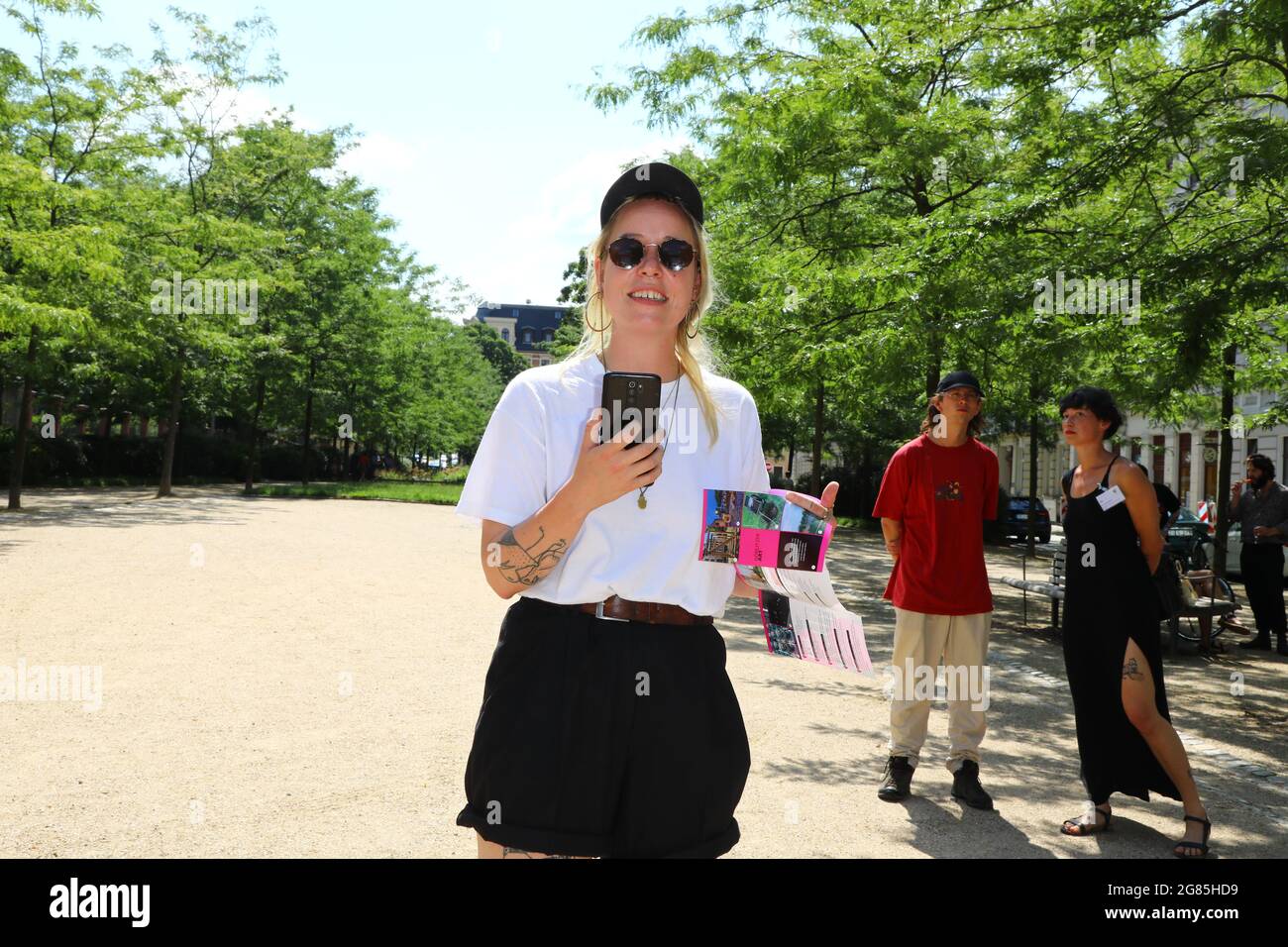 Die Künstlerin Lisa Maria Baier mit dem Flyer in dem ihr umstrittenes ...