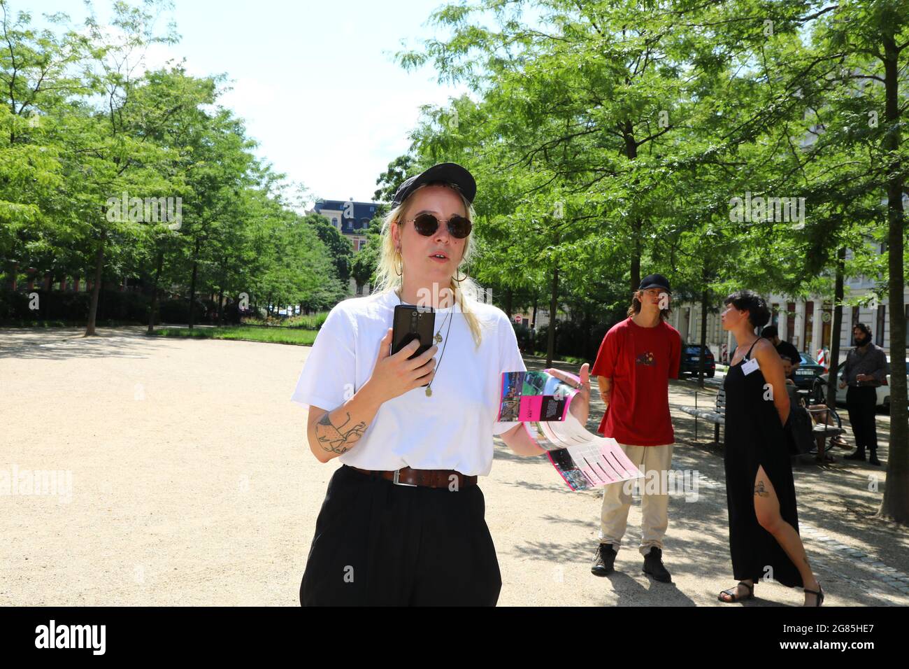 Die Künstlerin Lisa Maria Baier mit dem Flyer in dem ihr umstrittenes ...