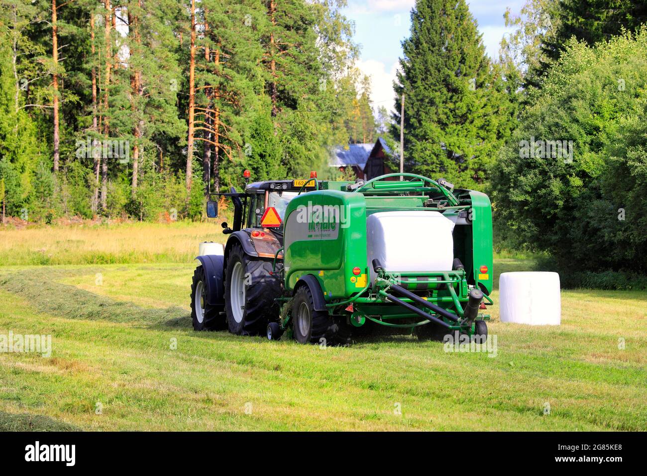 Baling farming farmer farmland farm hi-res stock photography and images ...