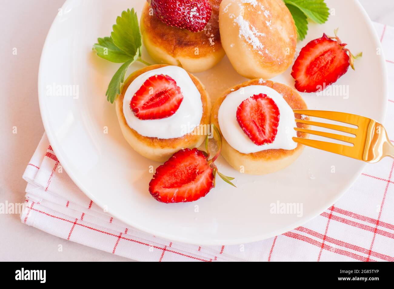 Cottage cheese pancakes, syrniki, curd fritters with strawberry ...