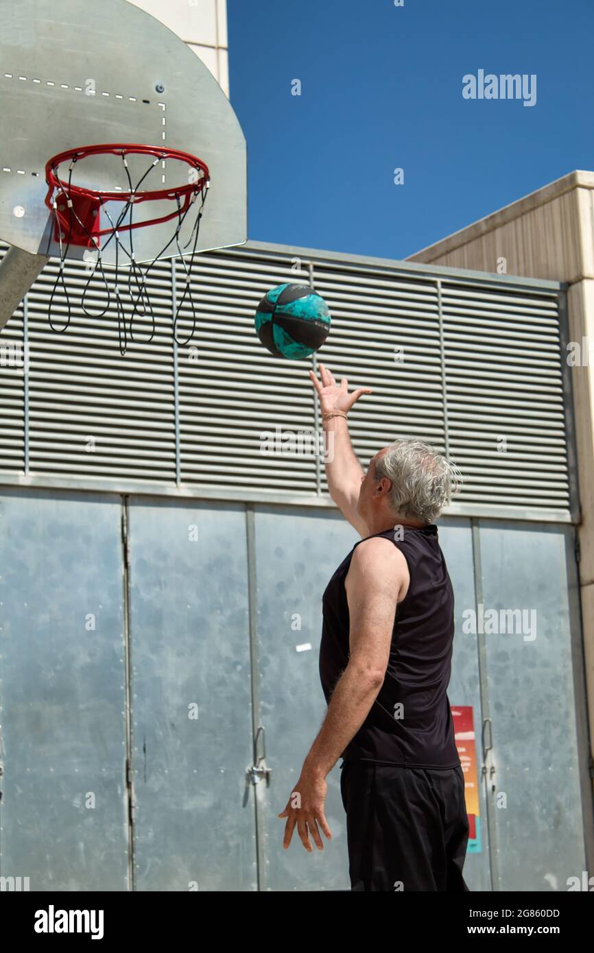 Man bouncing basketball hi-res stock photography and images - Alamy