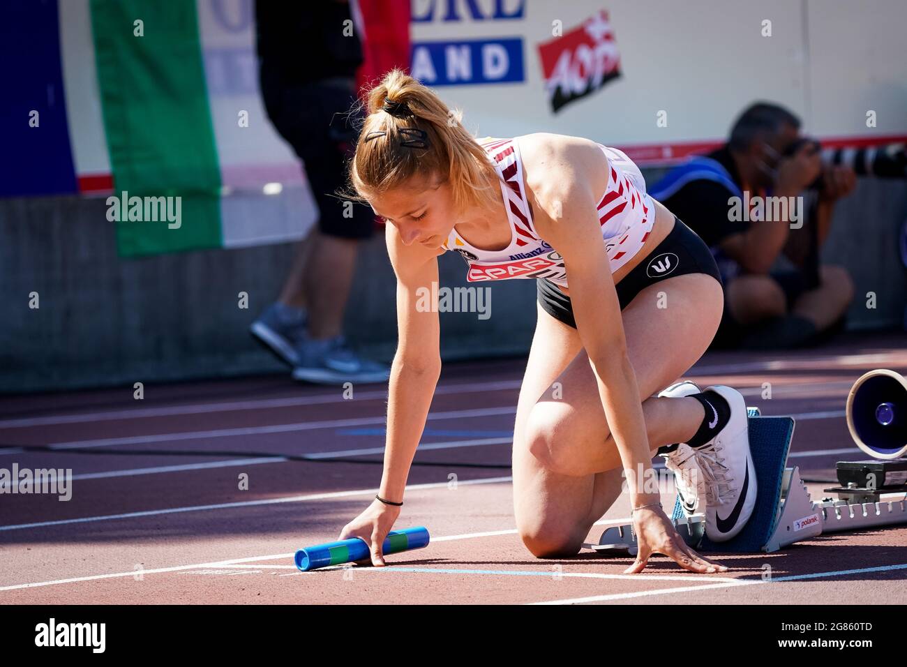 Women relay hi-res stock photography and images - Alamy