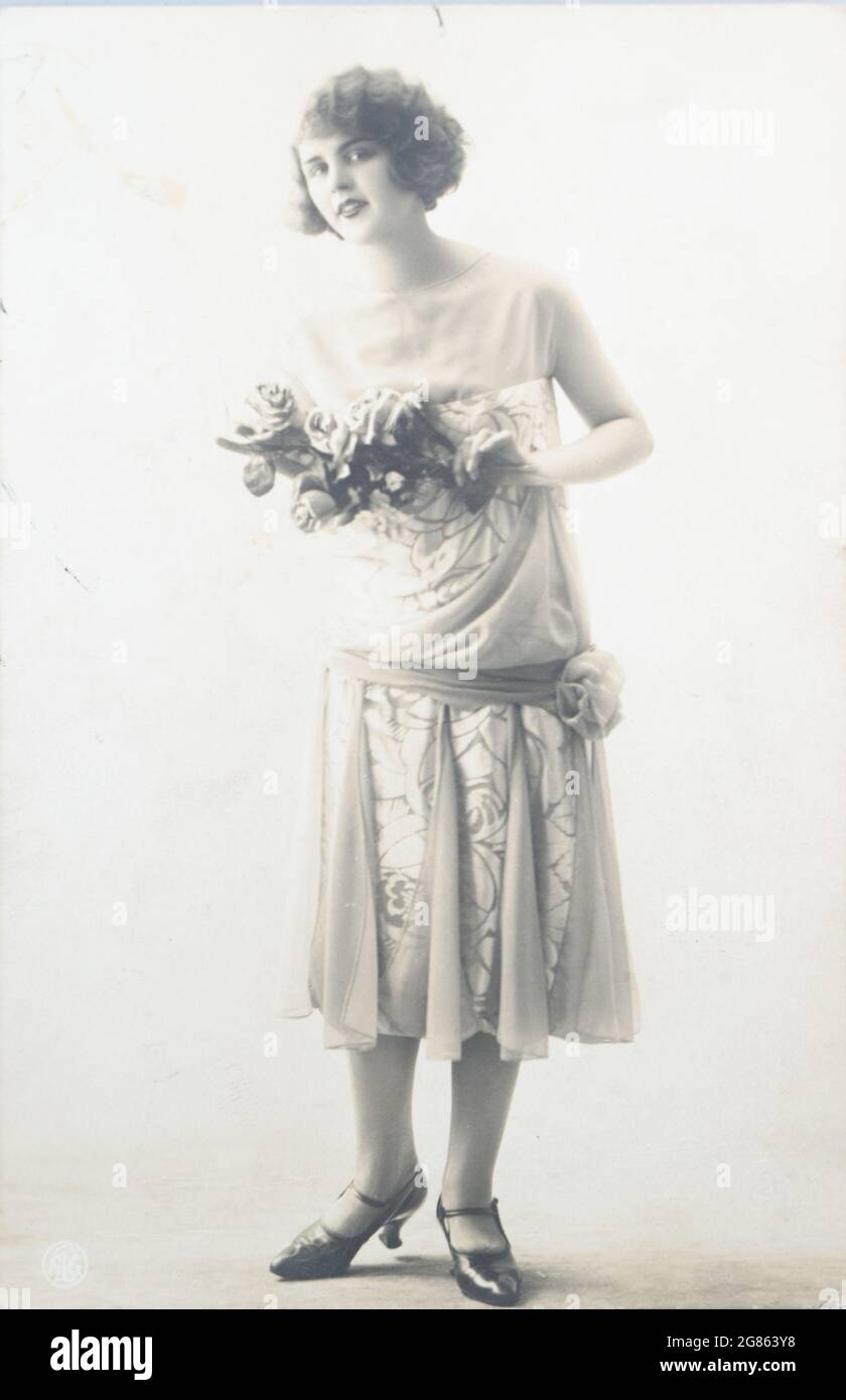 1920s young woman portrait photograph hi-res stock photography and ...