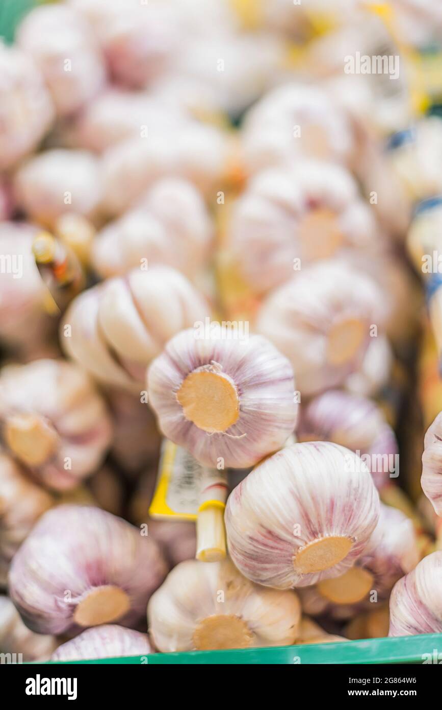 Garlic in grocery store hi-res stock photography and images - Alamy