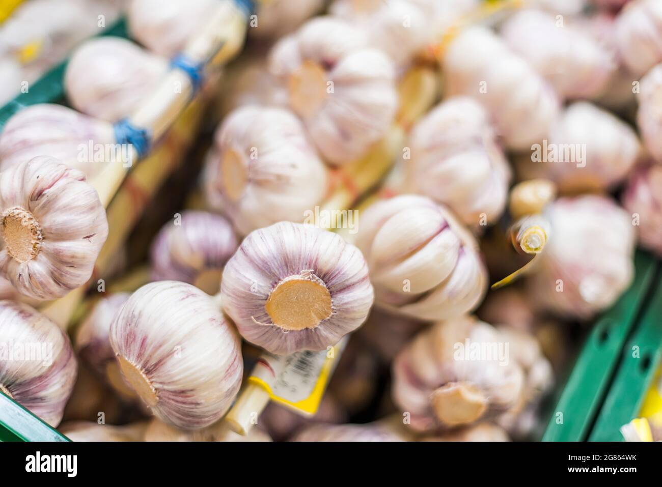 Garlic put up for sale in a grocery store Stock Photo - Alamy