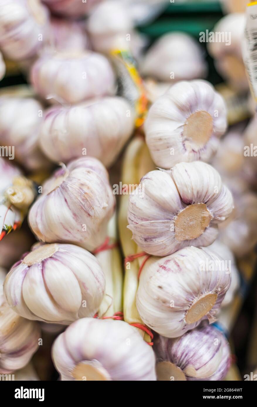 Garlic in grocery store hi-res stock photography and images - Alamy