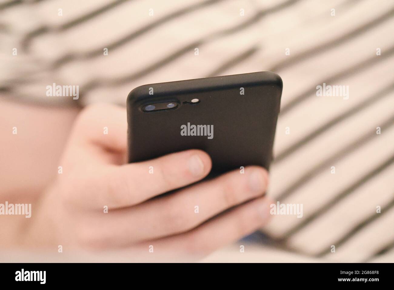A man using his phone to text Stock Photo - Alamy