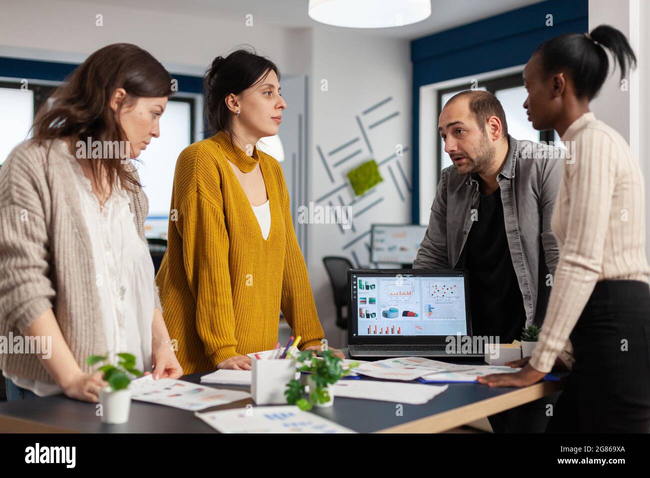 Workplace briefing hi-res stock photography and images - Alamy