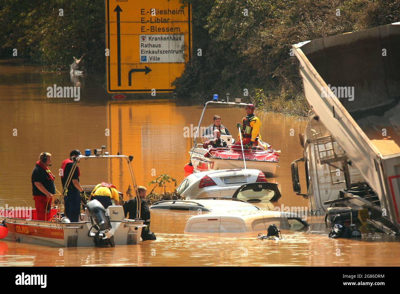 Erftstadt, Germany. 17th July, 2021. Divers of the German Life Saving ...