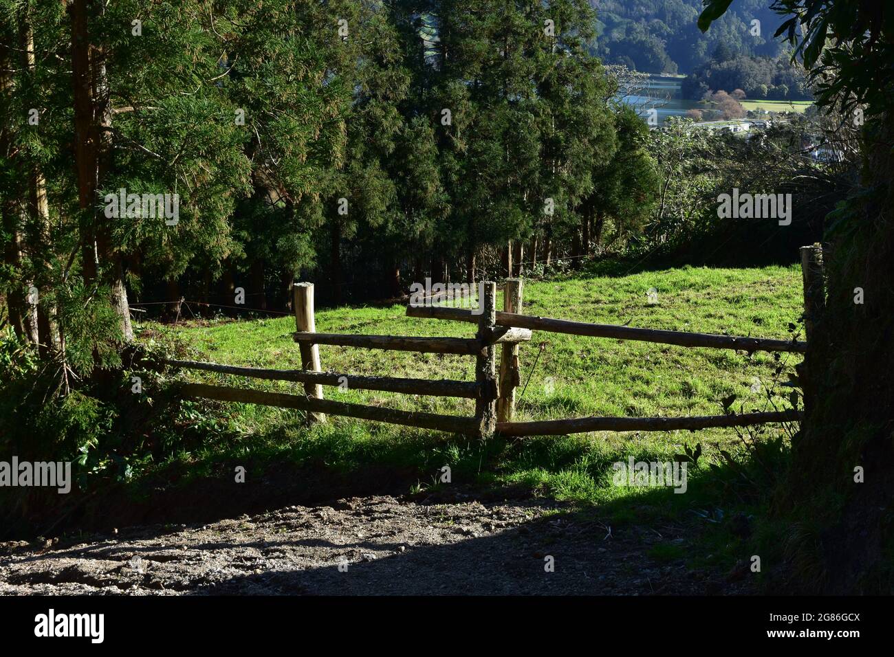 Pretty farm fenced field hi-res stock photography and images - Alamy
