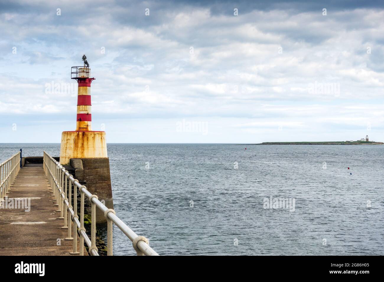 Lighthouse at the entrance to Amble Harbour on the end of Amble south ...