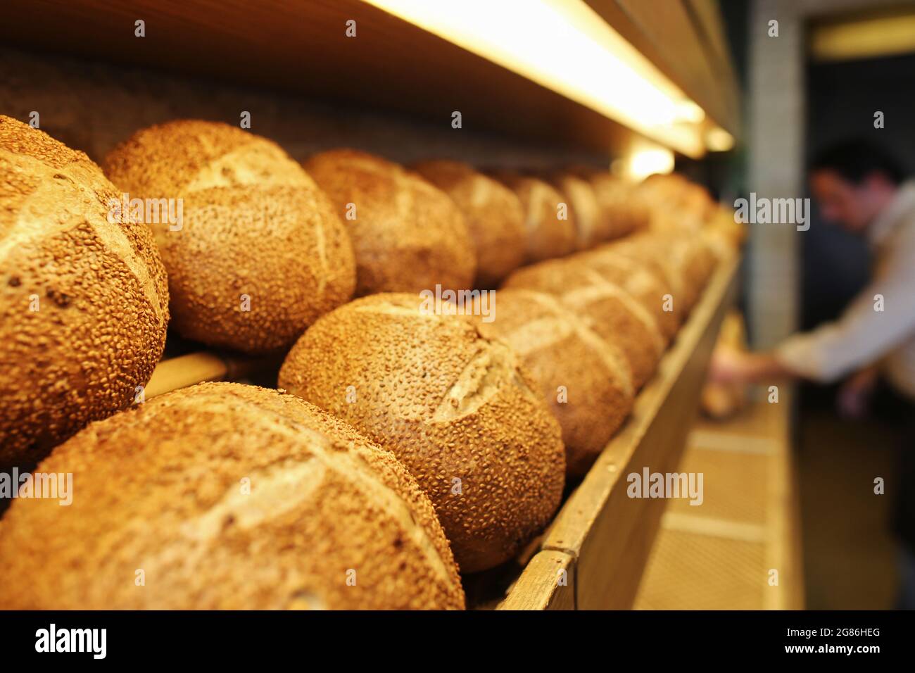 Row of bread hi-res stock photography and images - Alamy