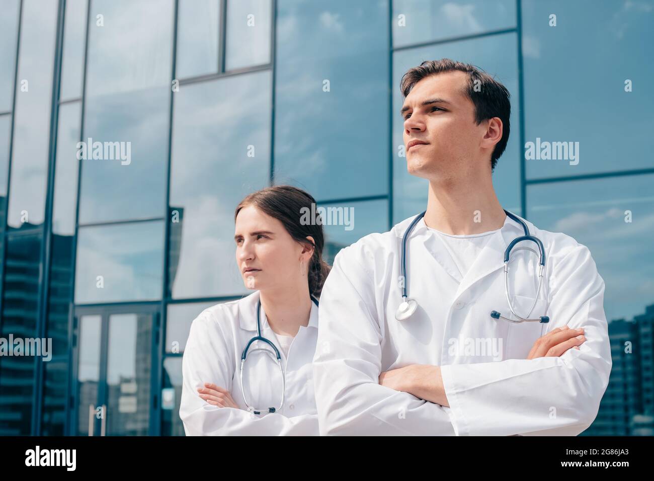 Doctors at work hospital building hi-res stock photography and images ...