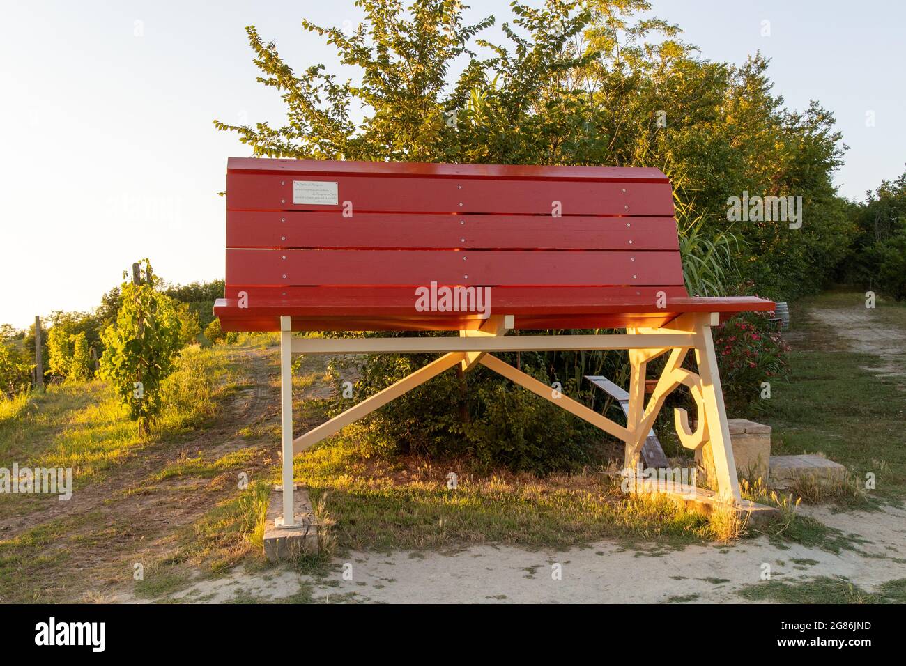 Bench big hi-res stock photography and images - Alamy