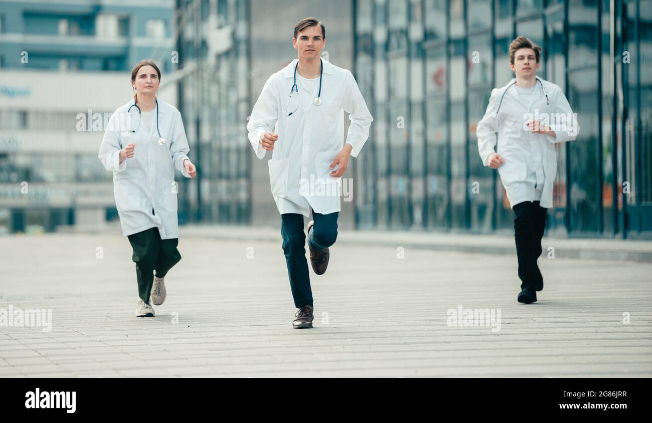 Woman walking quickly city hi-res stock photography and images - Alamy