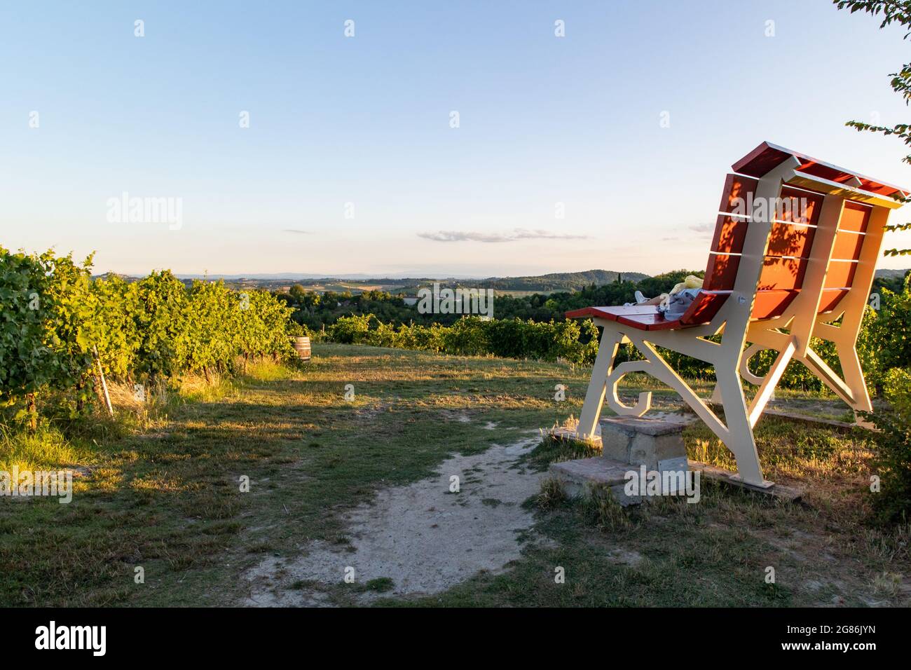 Big tree with bench hi-res stock photography and images - Alamy