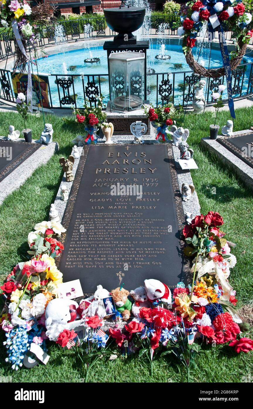 Elvis Presley's grave at Graceland, Memphis, Tennessee Stock Photo - Alamy