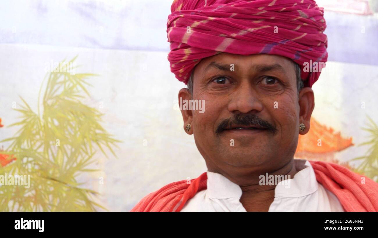Closeup shot of an old South Asian man wearing a traditional costume ...