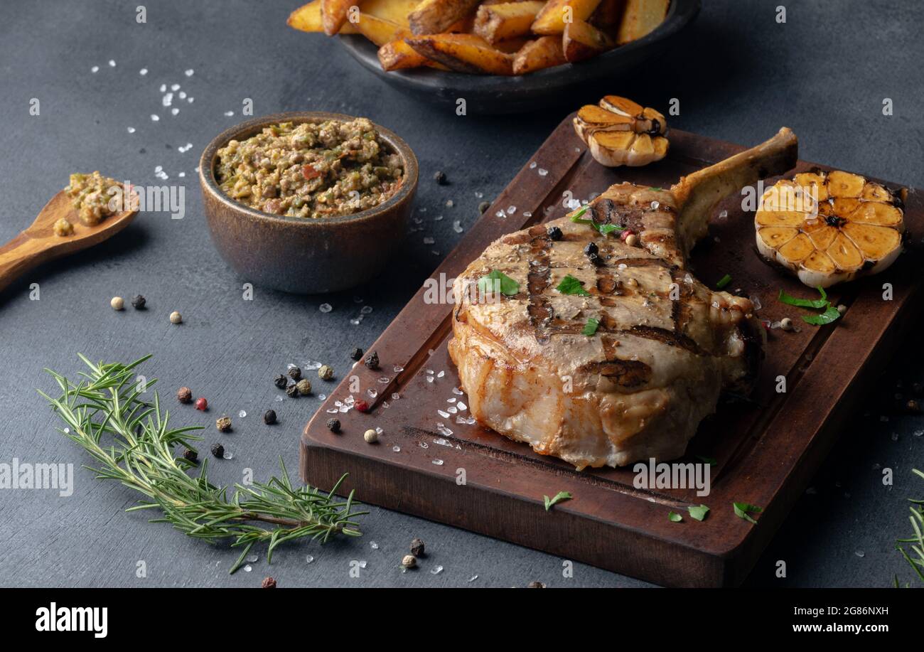Closeu shot of a seasoned stake on a board served with fries Stock ...