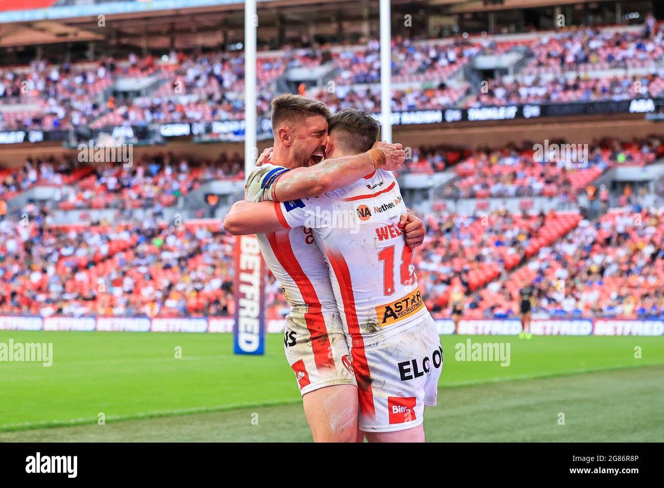 Tommy Makinson (2) of St Helens celebrates his try Stock Photo - Alamy