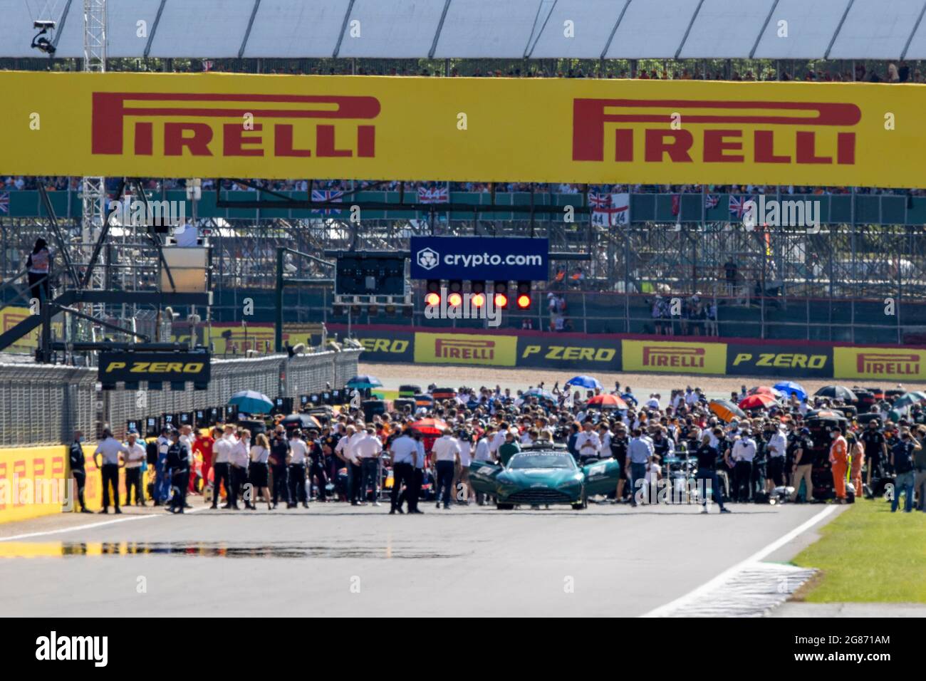 Formula one cars on starting grid hi-res stock photography and images ...