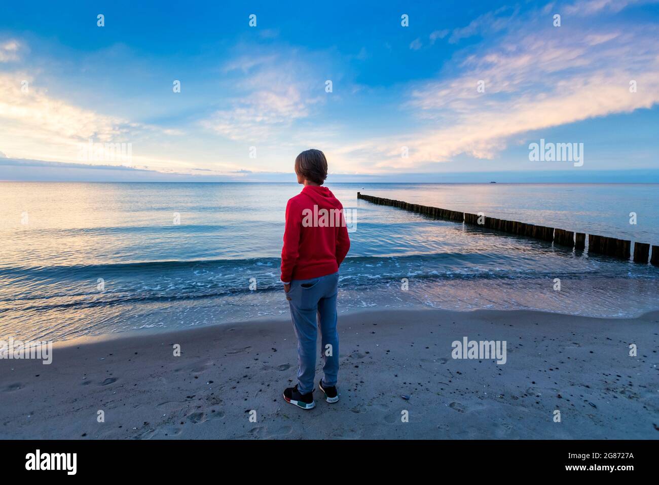 Boy watching the sunset hi-res stock photography and images - Alamy
